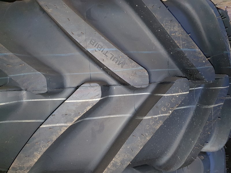 2 Reifen Michelin 440/65R24 Michelin 4406524